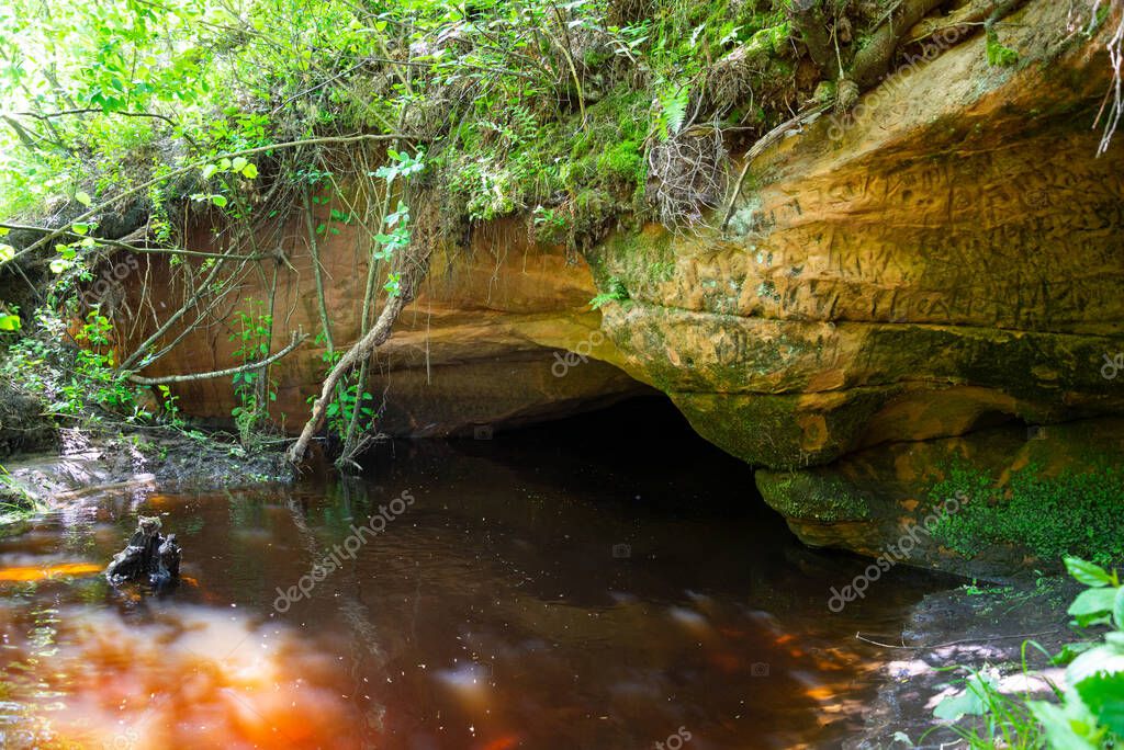 vista al río de montaña en verano rodeado de bosques y acantilados de ...