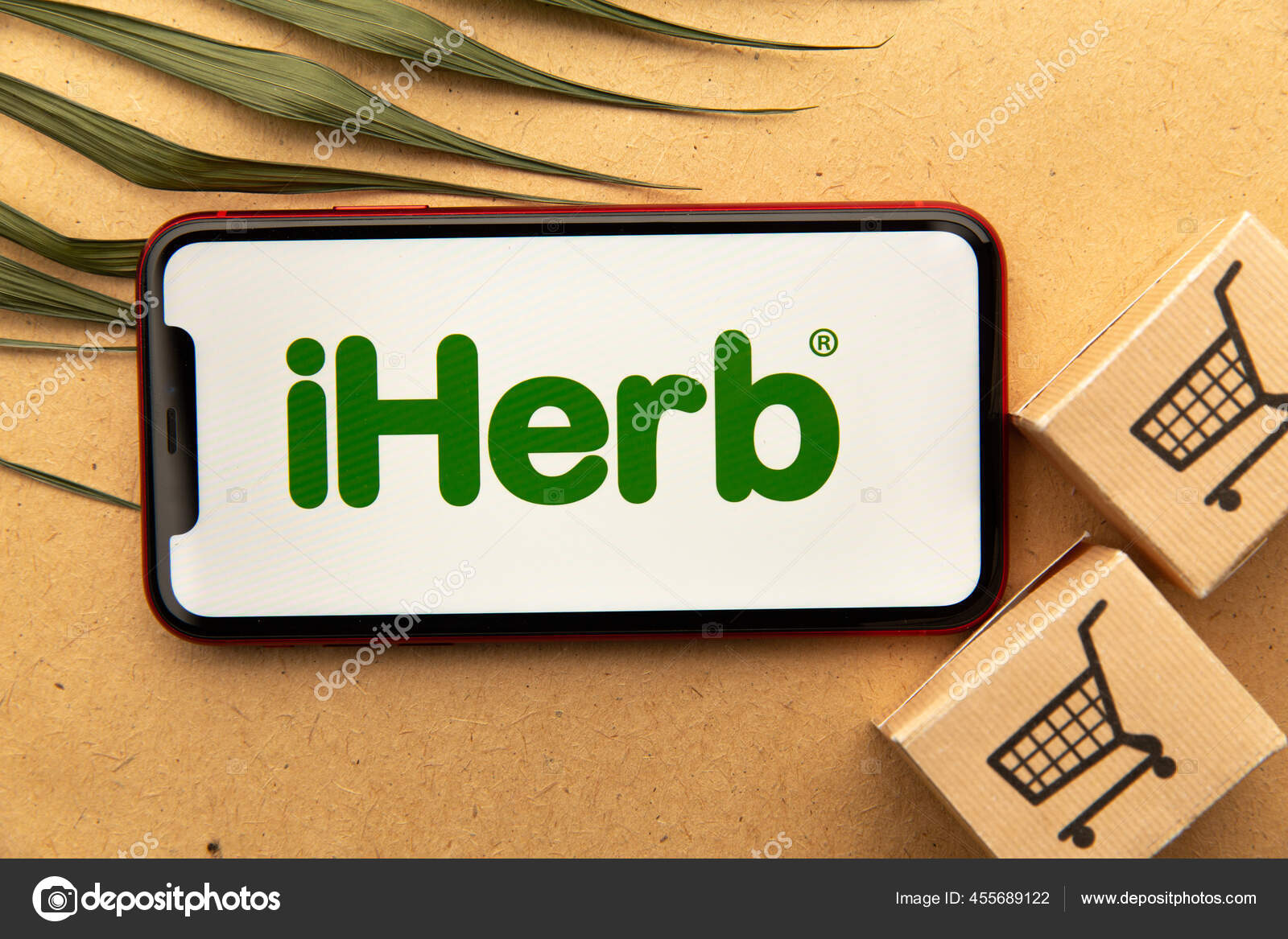Tula, Rusia - 26 de enero de 2021: logotipo de iHerb en la pantalla del iPhone — Foto editorial ...