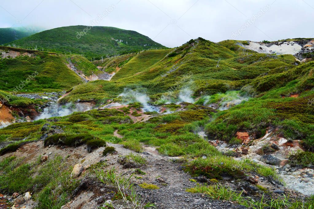 Vista del campo de volcanes y fumarolas, Islas Kuriles, Isla Iturup 2025