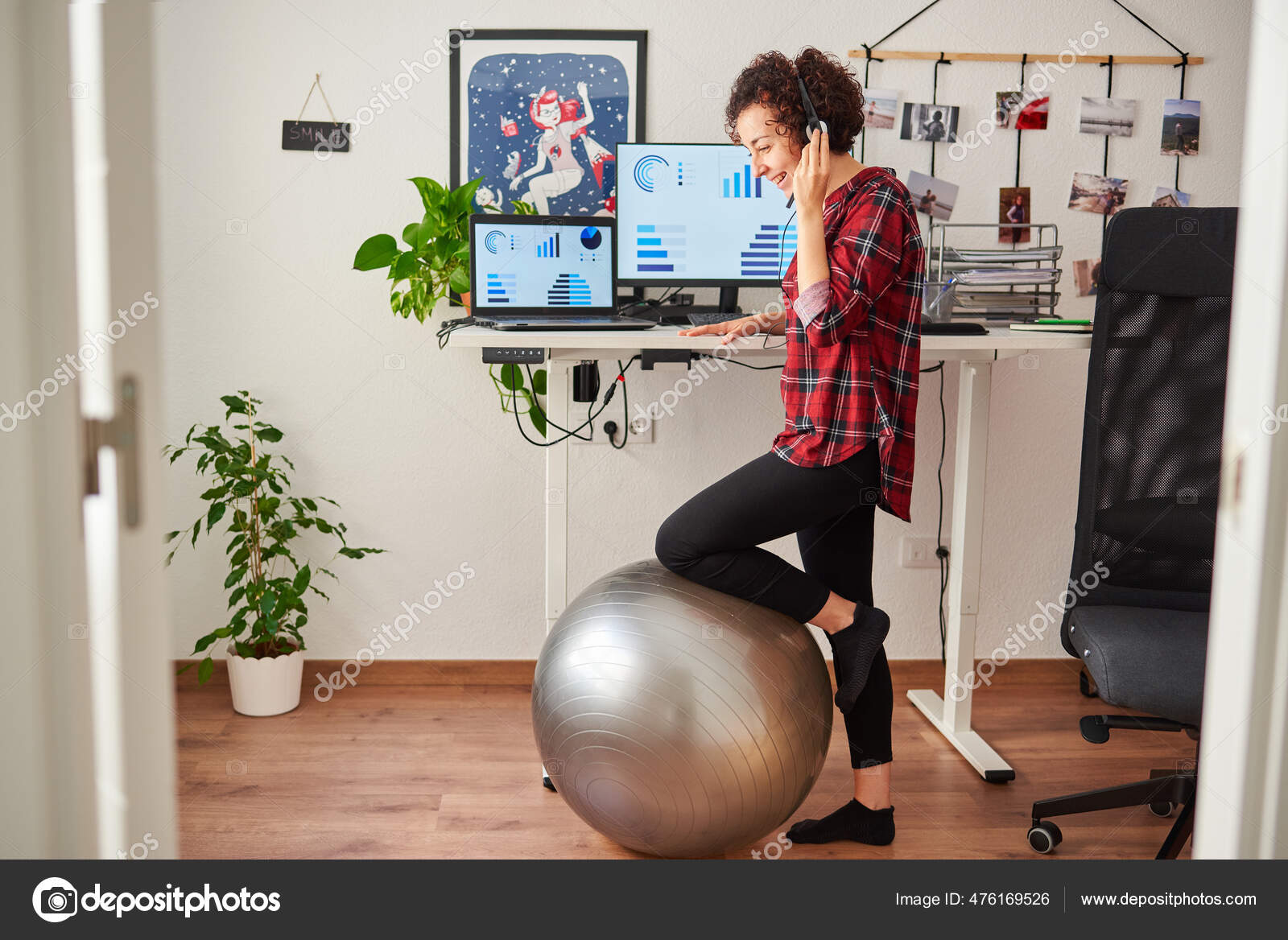 Woman telecommuting at an adjustable standing desk — Stock Photo ...