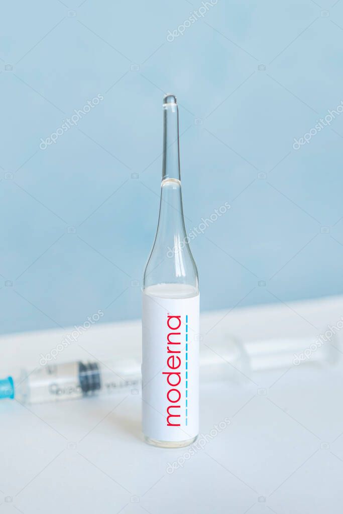 logotipo de la empresa moderna en un frasco de vidrio con líquido para ...