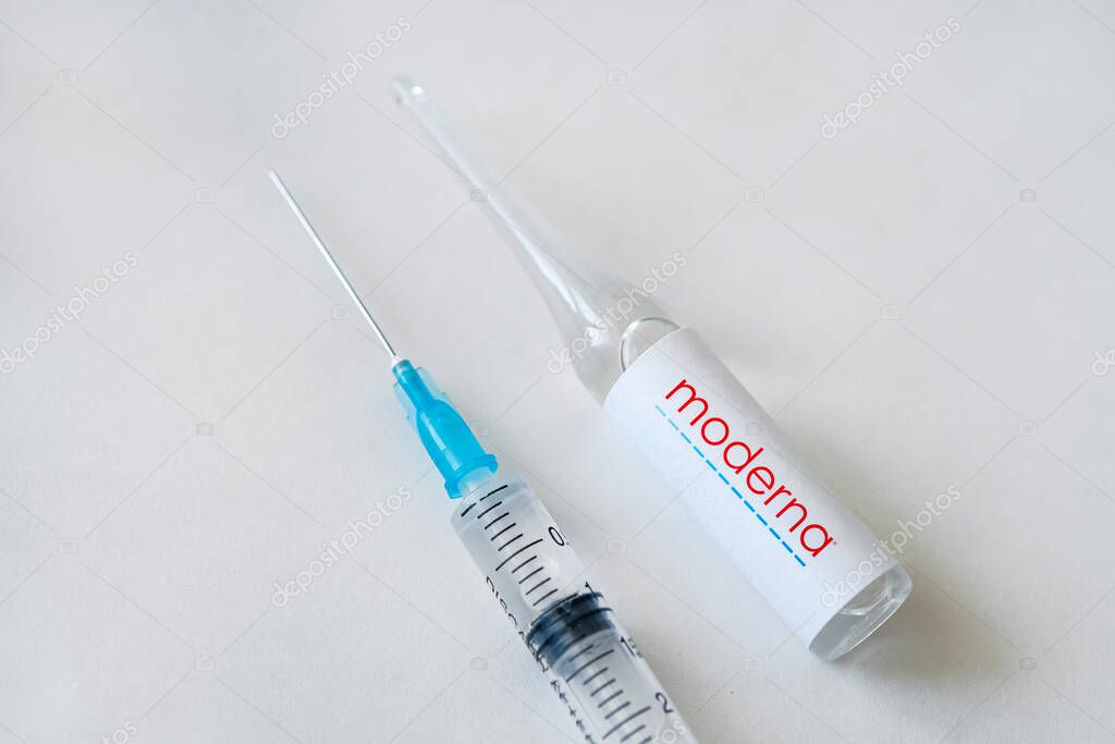 logotipo de la empresa moderna en un frasco de vidrio con líquido para ...