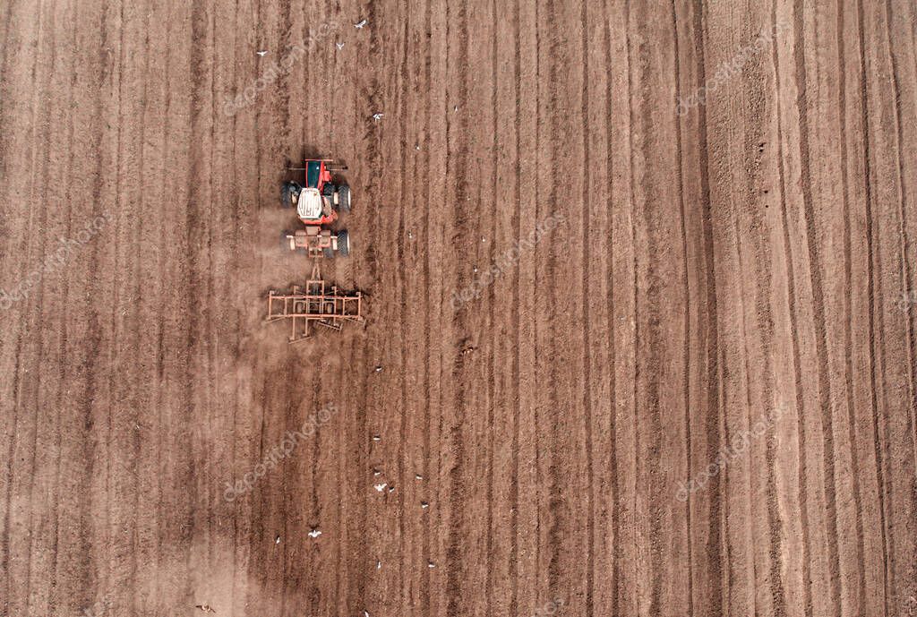 Tractor trabajando en los campos, vista aérea. Heno en el campo. La ...