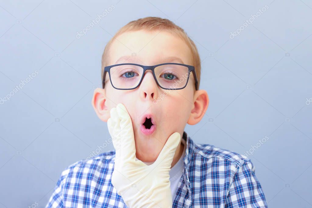 Terapia del habla. El niño aprende a pronunciar letras, palabras y ...