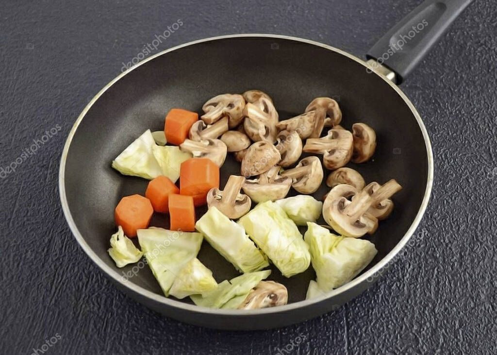 Cortar las setas, zanahorias y repollo en rodajas grandes. Cocine a ...