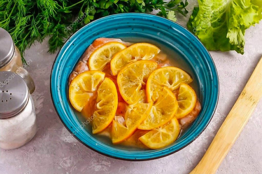 Cubra con película adhesiva, dejando un poco de espacio para el aire ...