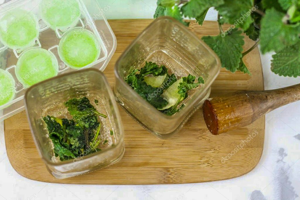 Machacar a fondo todo el contenido de los vasos con un empujador de ...