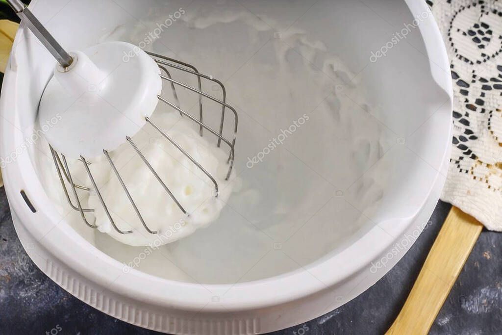 Batir durante unos 3-4 minutos a la velocidad más alta de la técnica ...