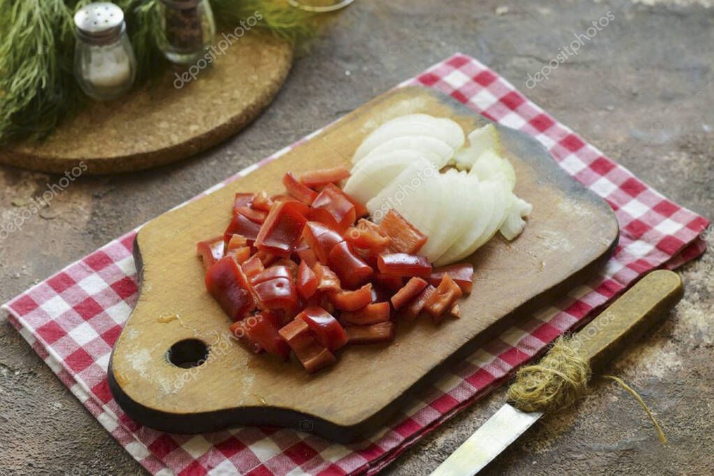 Pelar la cebolla y cortar en semicírculos. Pelar el pimiento y cortar ...