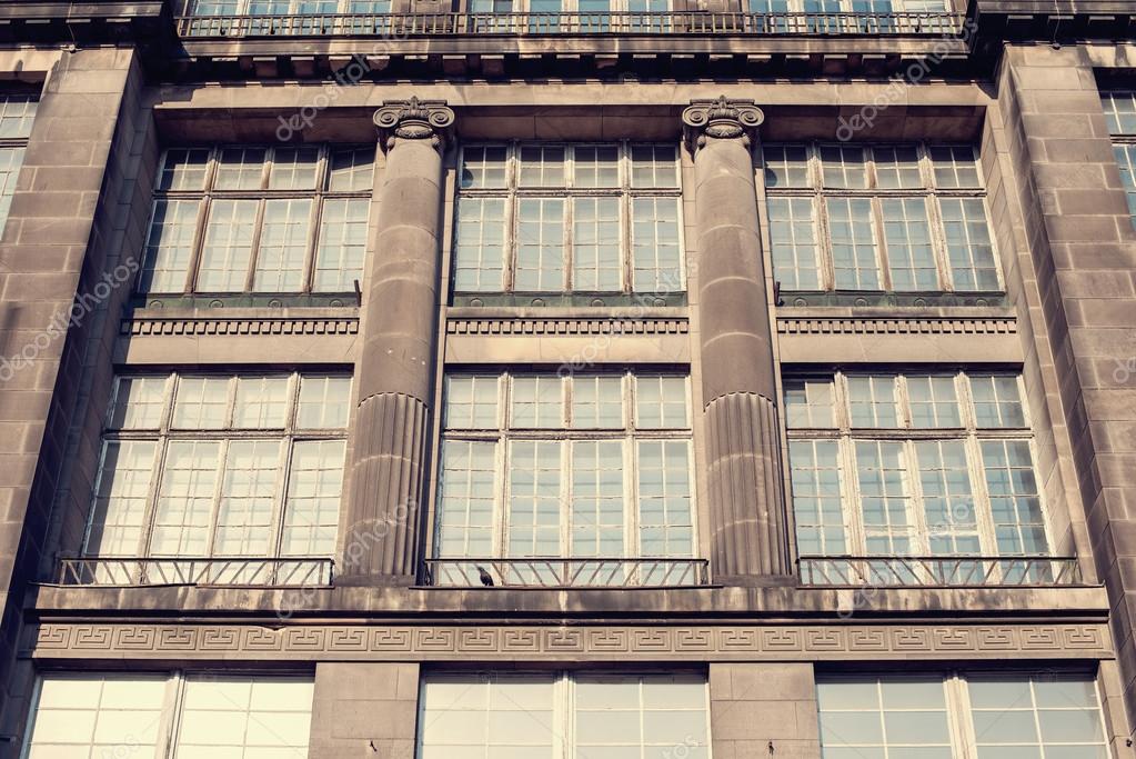 Fachada de un edificio antiguo 2023