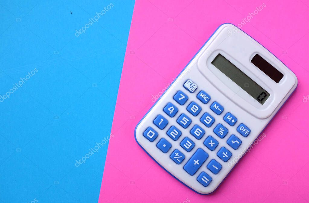 Una calculadora azul en el color de dos tonos fondo azul y rosa 2024