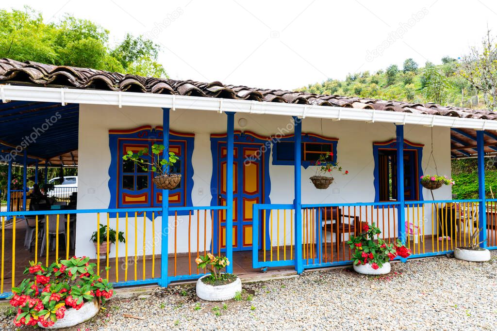 vista exterior de una casa tradicional en las montañas de Colombia ...