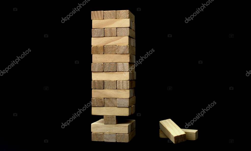 Juego de Jenga. Sobre un fondo negro. No hay dos elementos en la parte ...
