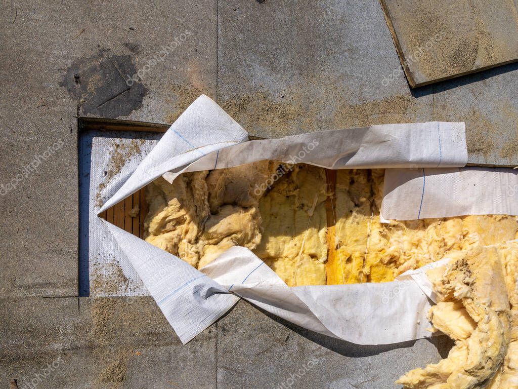 un agujero cortado en el centro del techo donde todas las capas del ...