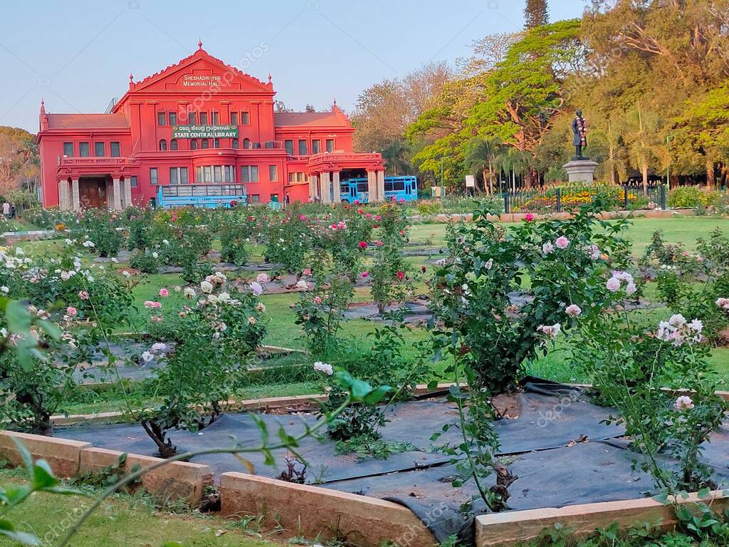 Biblioteca Central Estatal de Karnataka en medio de la exuberante ...
