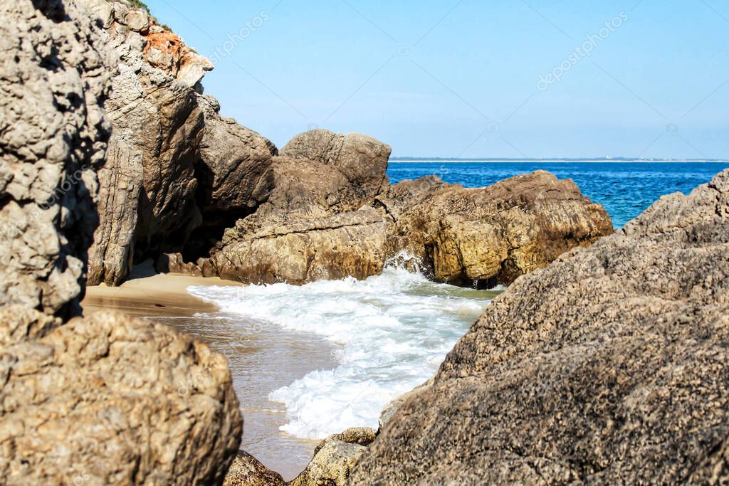 Aguas cristalinas, arena blanca y texturas rocosas de la playa de ...