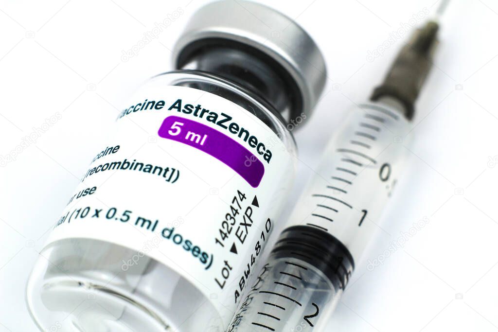 Madrid, España- 6 de agosto de 2021: Jeringa y vial con vacuna ...