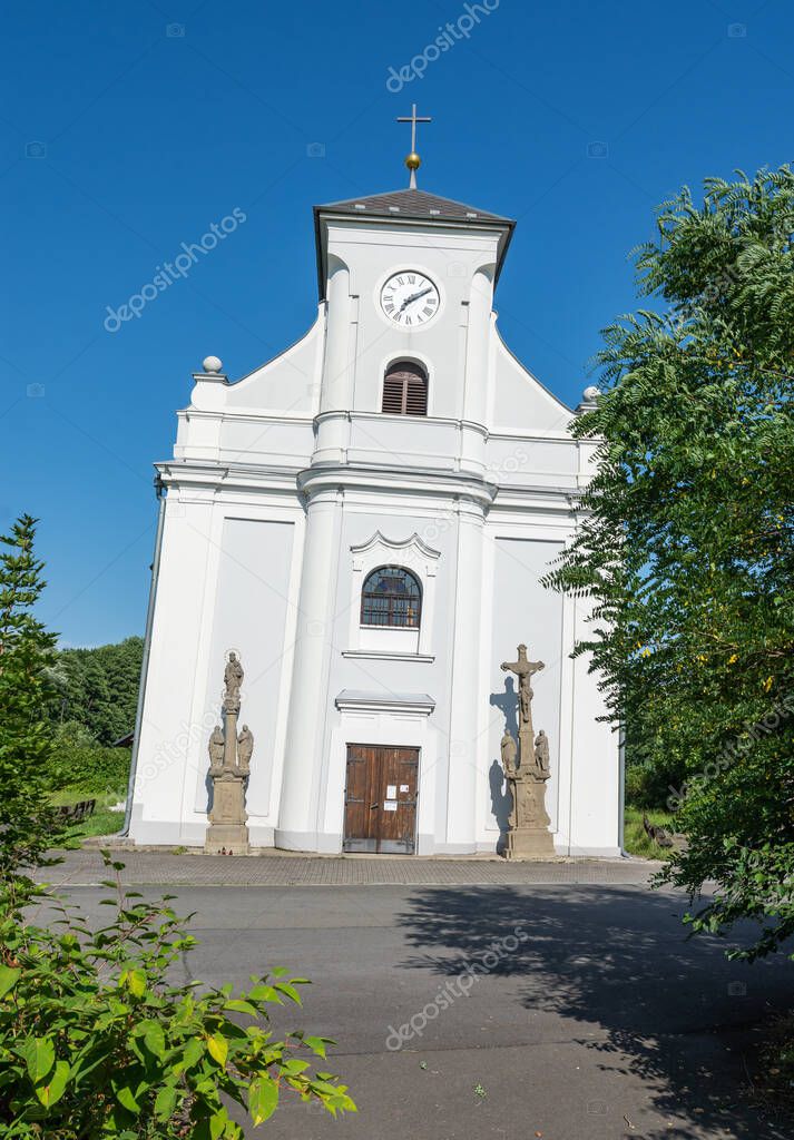 La iglesia inclinada de San Pedro de Alcántara en Karvin, El suelo ...