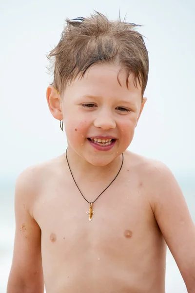 Junge Am Strand Mit Nacktem Oberkörper Stockfotografie Lizenzfreie