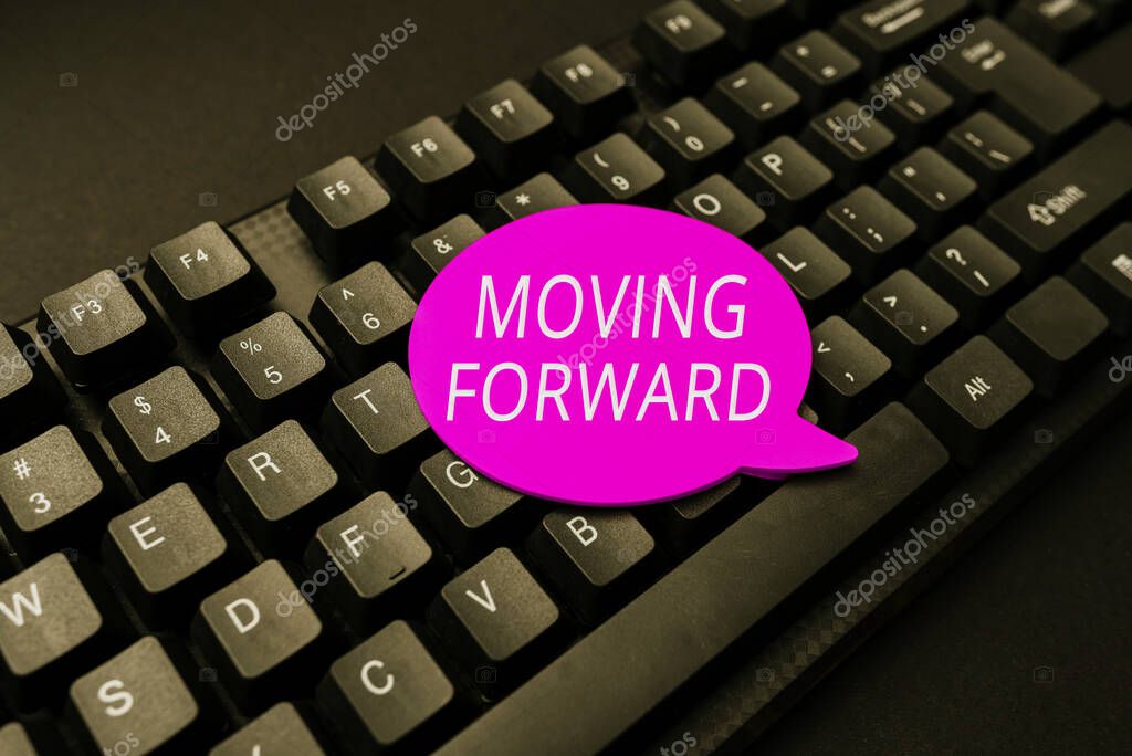 Signo de texto que muestra Avanzando. Idea de negocio Hacia un punto ...