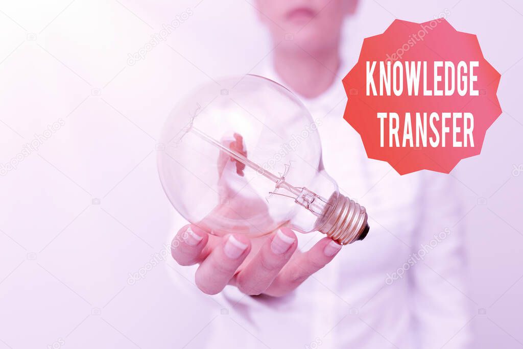 Texto que muestra inspiración Knowledge Transfer. Concepto significa compartir o difundir ...