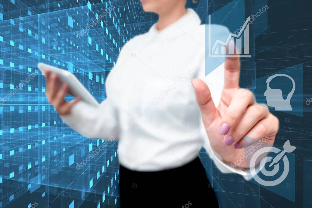 Lady en uniforme lado de pie celebración de la tableta en la mano presionando botón globo ...