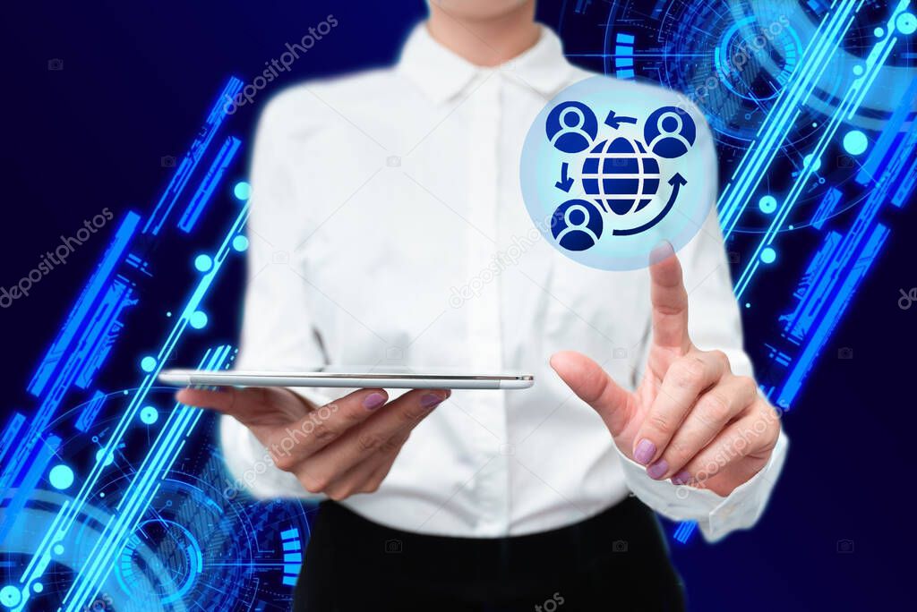 Lady en uniforme de pie sosteniendo la tableta en la mano presionando el botón de globo virtual ...