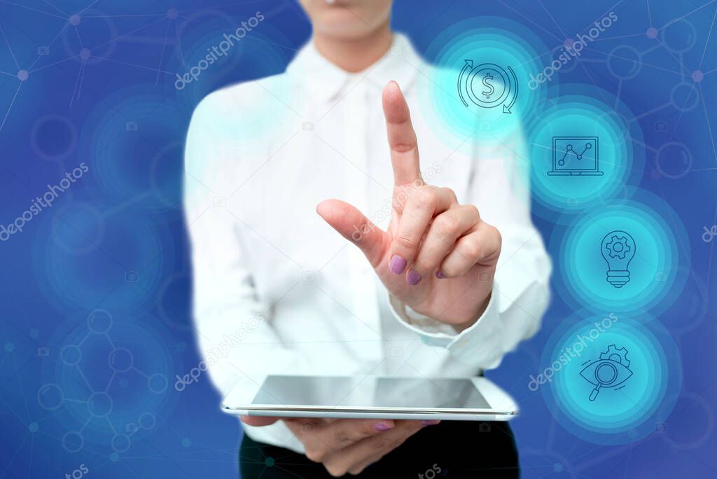 Lady en uniforme de pie sosteniendo la tableta en la mano presionando el botón de globo virtual ...