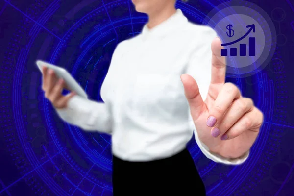 Lady en uniforme lado de pie celebración de la tableta en la mano presionando botón globo ...