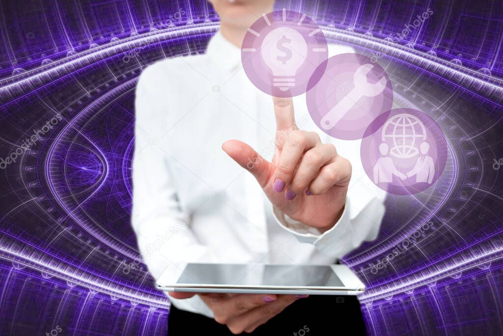 Lady en uniforme de pie sosteniendo la tableta en la mano presionando el botón de globo virtual ...