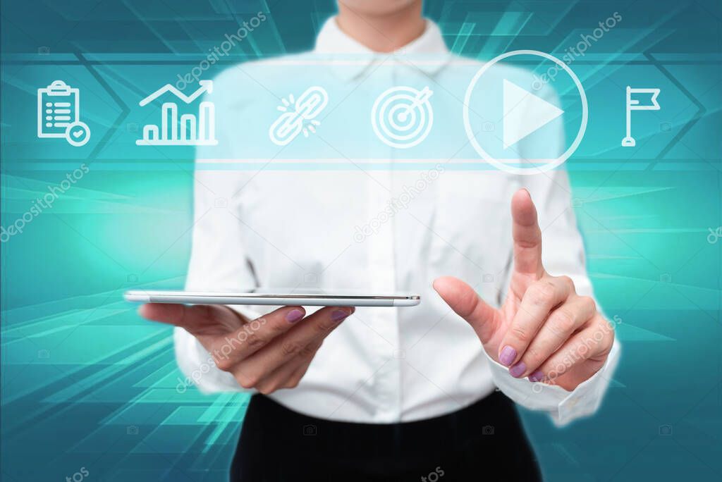 Lady en uniforme de pie sosteniendo la tableta en la mano presionando el botón de globo virtual ...