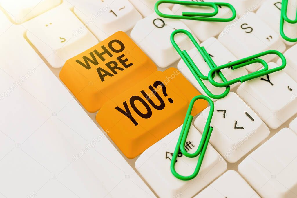 Escribir mostrando texto ¿Quién es usted pregunta. Word Written on ...