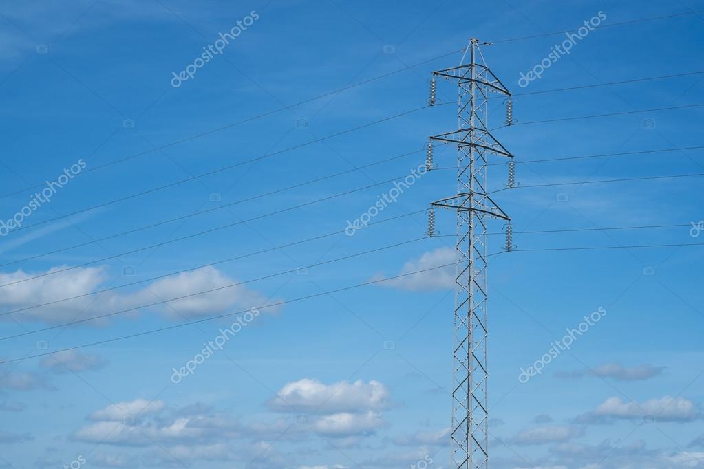 Torre de transmisi n de alta tensi n y l nea de cable en el campo bajo un cielo azul 2024