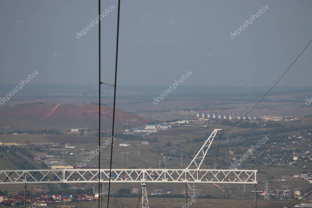 Una l nea a rea dise ada para transmitir electricidad por medio de corriente el ctrica. 2024