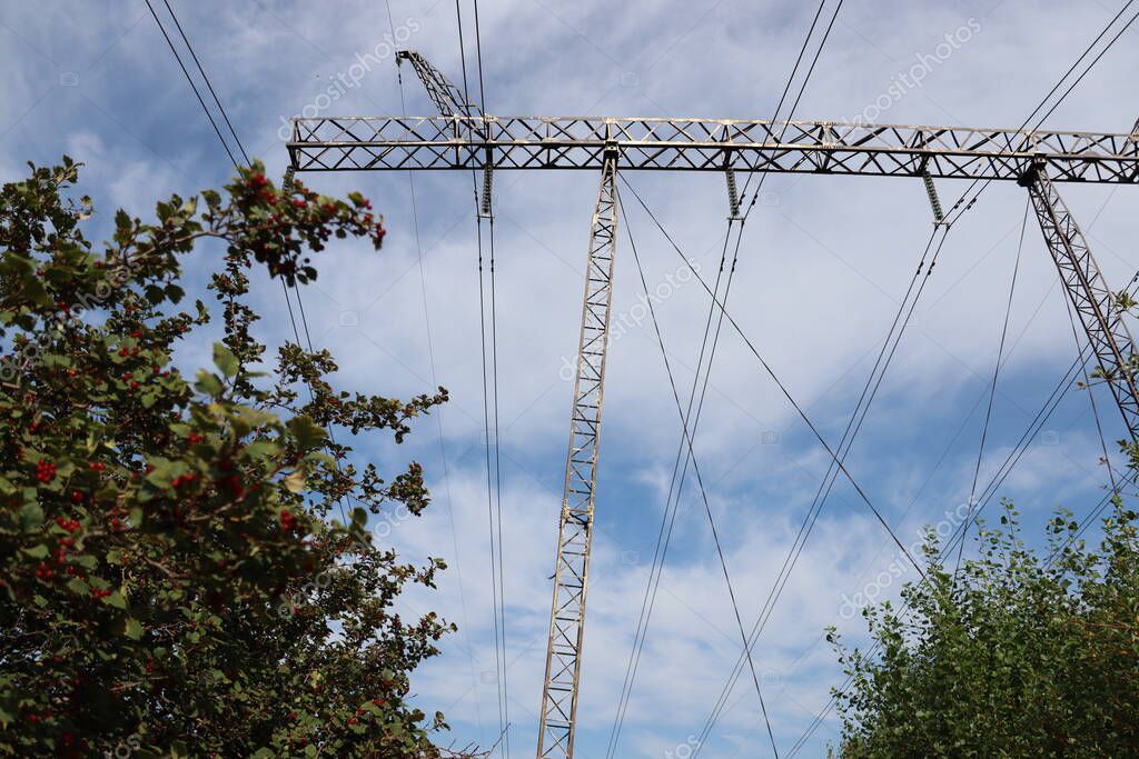 Una l nea a rea dise ada para transmitir electricidad por medio de corriente el ctrica. 2024