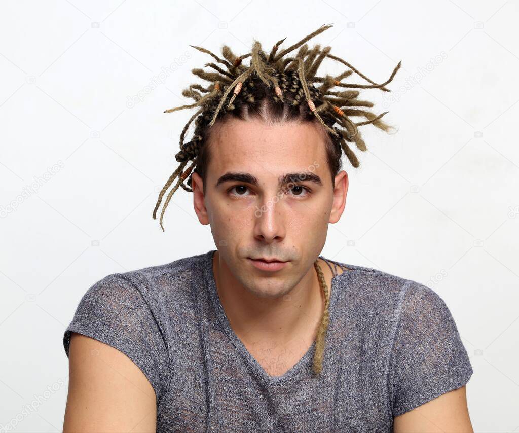 Atractiva modelo rubia masculina con combinación de trenzas y rastas ...