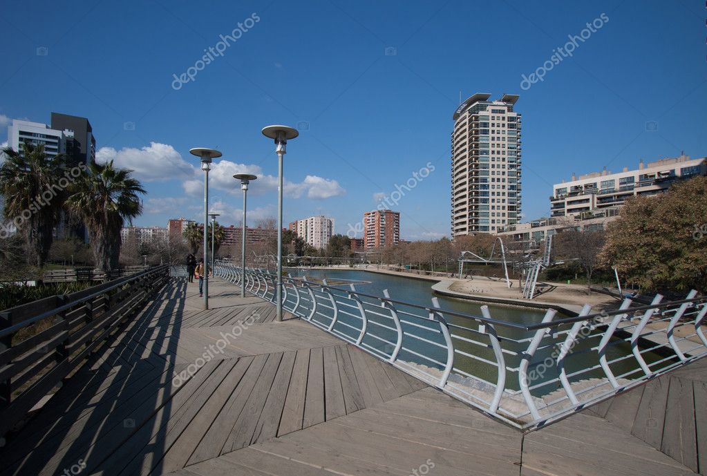 Barcelona, España, marzo de 2016: avenida peatonal en el parque Diagonal Mar con vistas a los ...