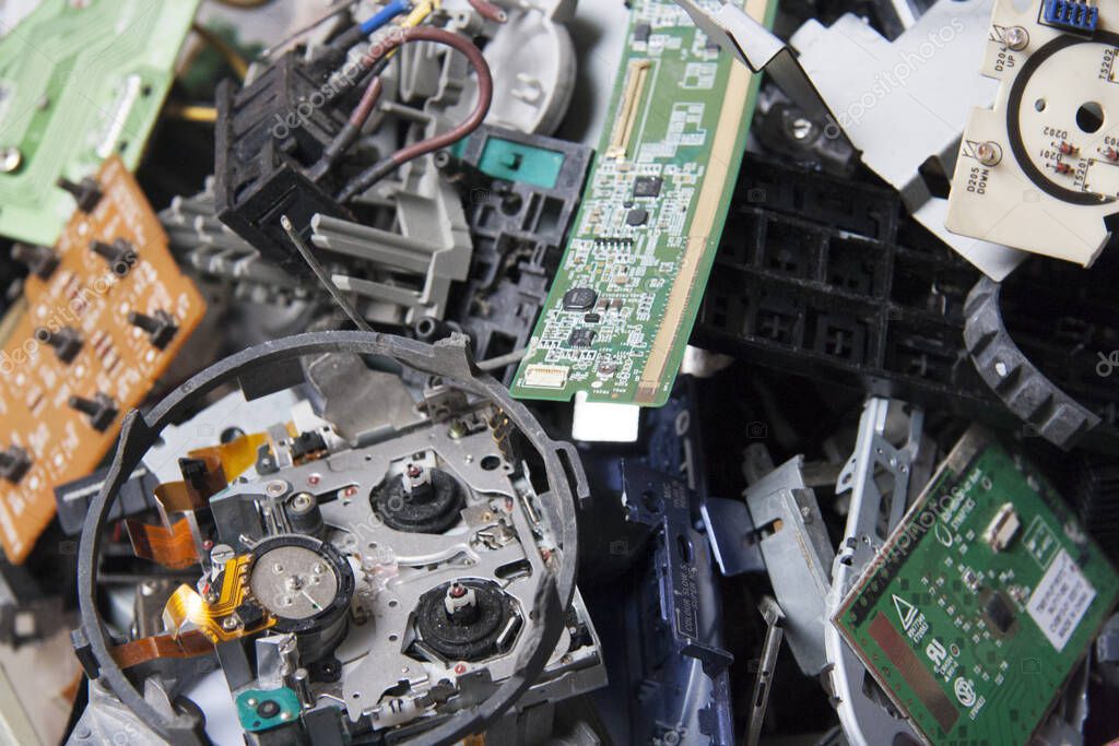 Extracción de materiales electrónicos de objetos tecnológicos nuevos y ...