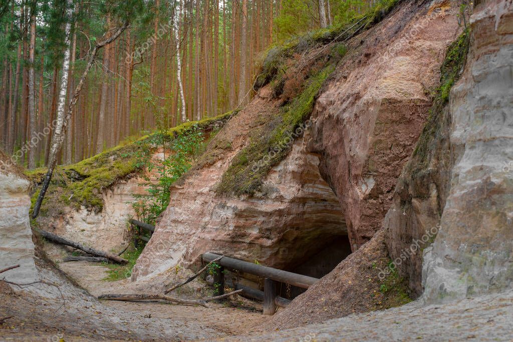 Una de las cuevas que se encuentran en las Cuevas de Piusa arenisca ...