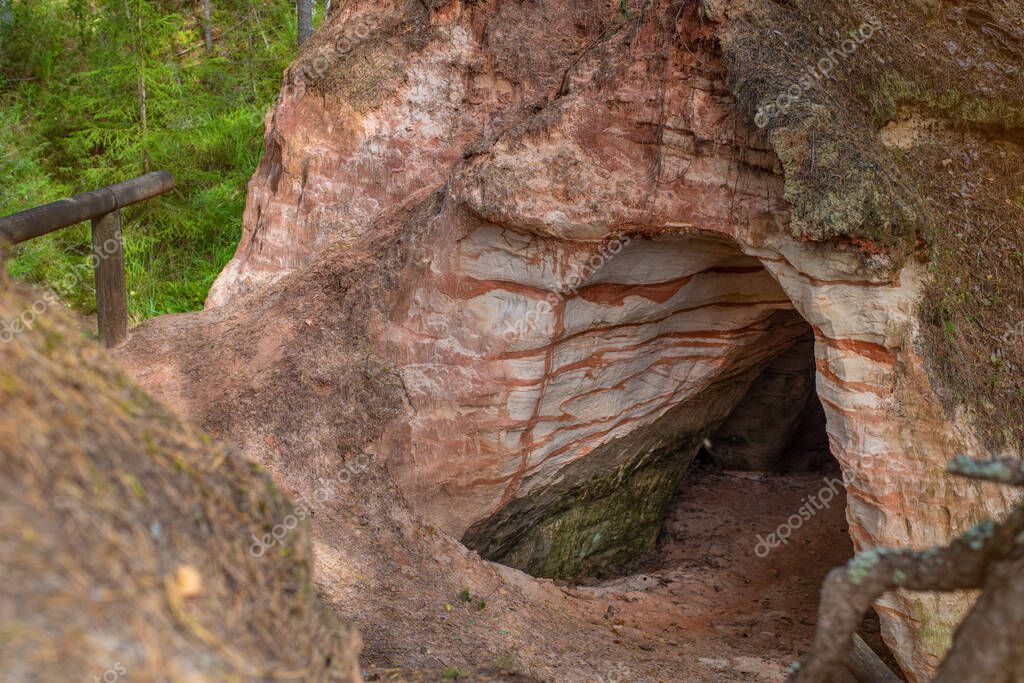 Una de las cuevas que se encuentran en las Cuevas de Piusa arenisca ...
