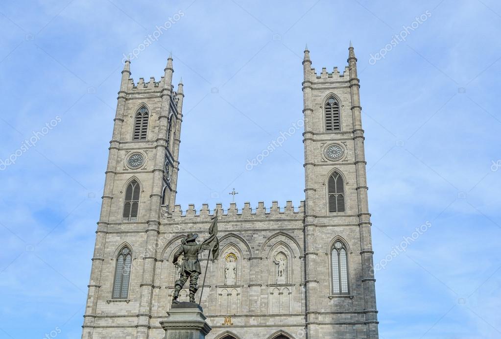 Estatua de Maisonneuve frente a la Basílica de Notre Dame, distrito del ...