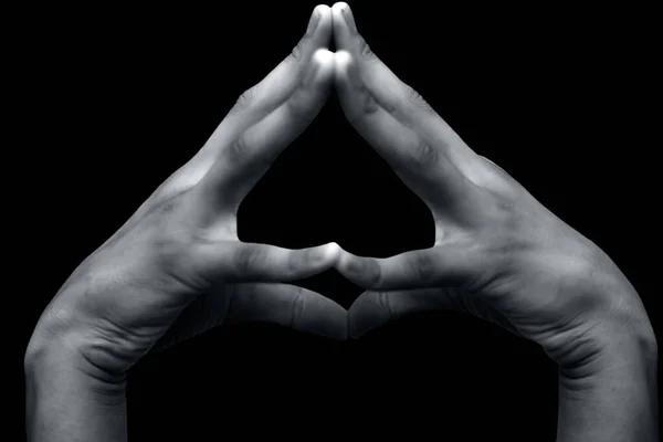 Fotografía de un humano haciendo Hakini mudra aislado fondo negro. 2023