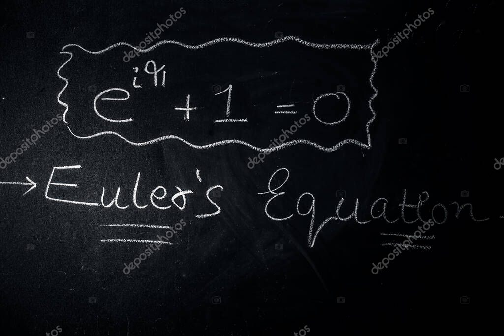 Tiro de la ecuación de Euler de la identidad de Euler o fórmula de Euler escrito en la pizarra. 2022