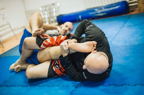 BJJ Jiu-jitsu brasileño combate terrestre entrenamiento combate moderado. Técnica de control de ...