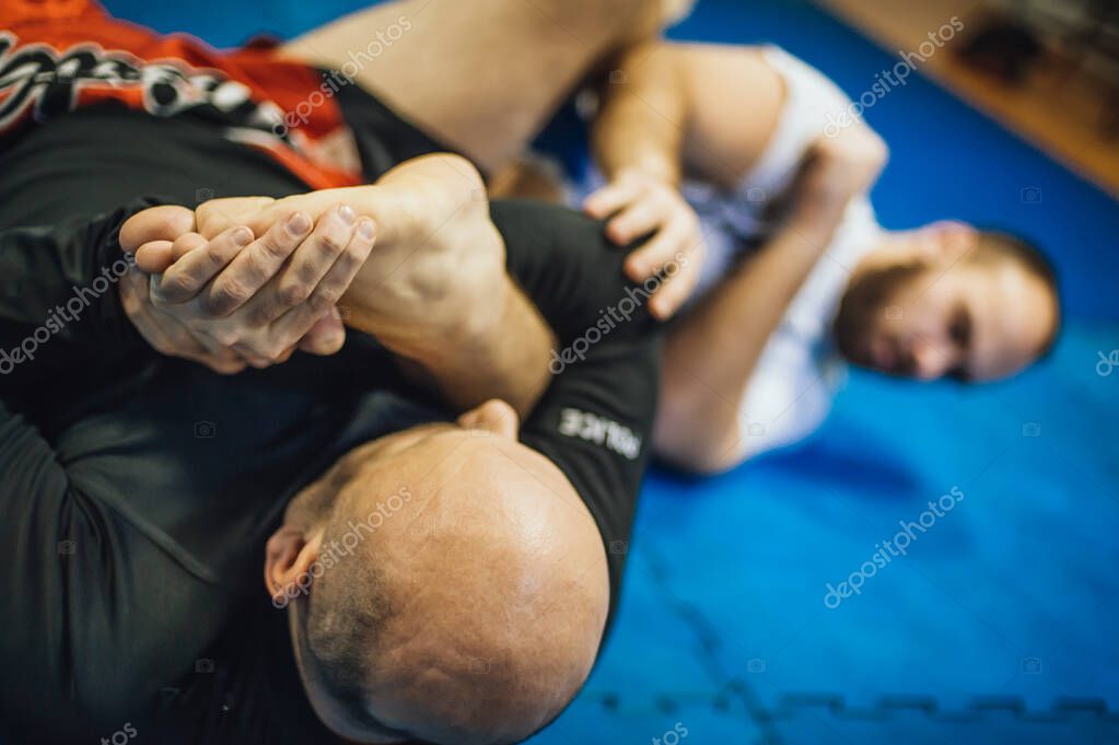 BJJ Jiu-jitsu brasileño combate terrestre entrenamiento combate moderado. Técnica de control de ...