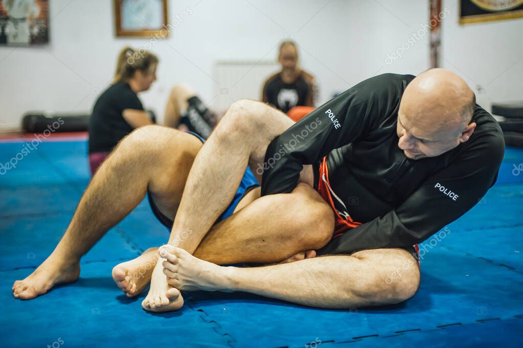BJJ Jiu-jitsu brasileño combate terrestre entrenamiento combate moderado. Técnica de control de ...