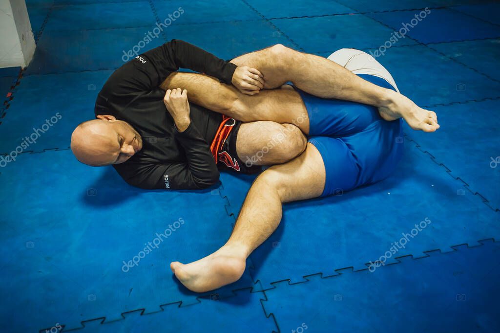 BJJ Jiu-jitsu brasileño combate terrestre entrenamiento combate moderado. Técnica de control de ...