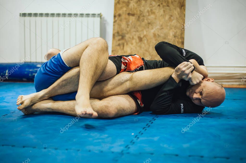 BJJ Jiu-jitsu brasileño combate terrestre entrenamiento combate moderado. Técnica de control de ...