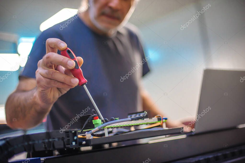 T cnico de mantenimiento de servicio de campo t cnico electricista inspeccionar y controlar el ...