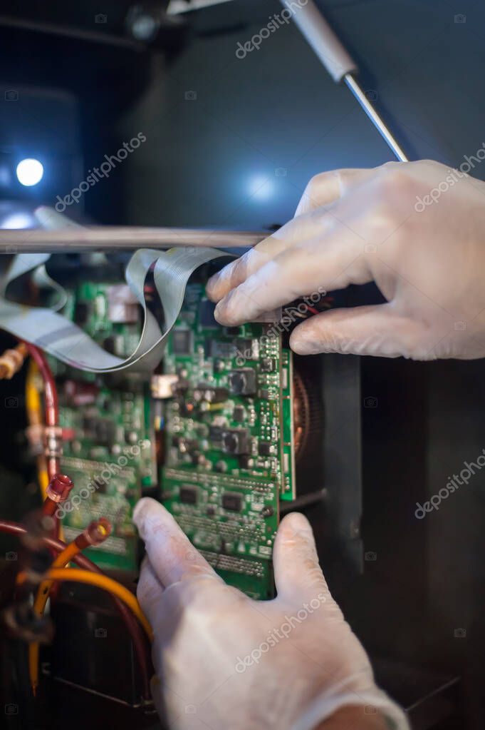 Primer plano del ingeniero electricista trabaja con cables el ctricos. Inspecci n de instalaci n ...